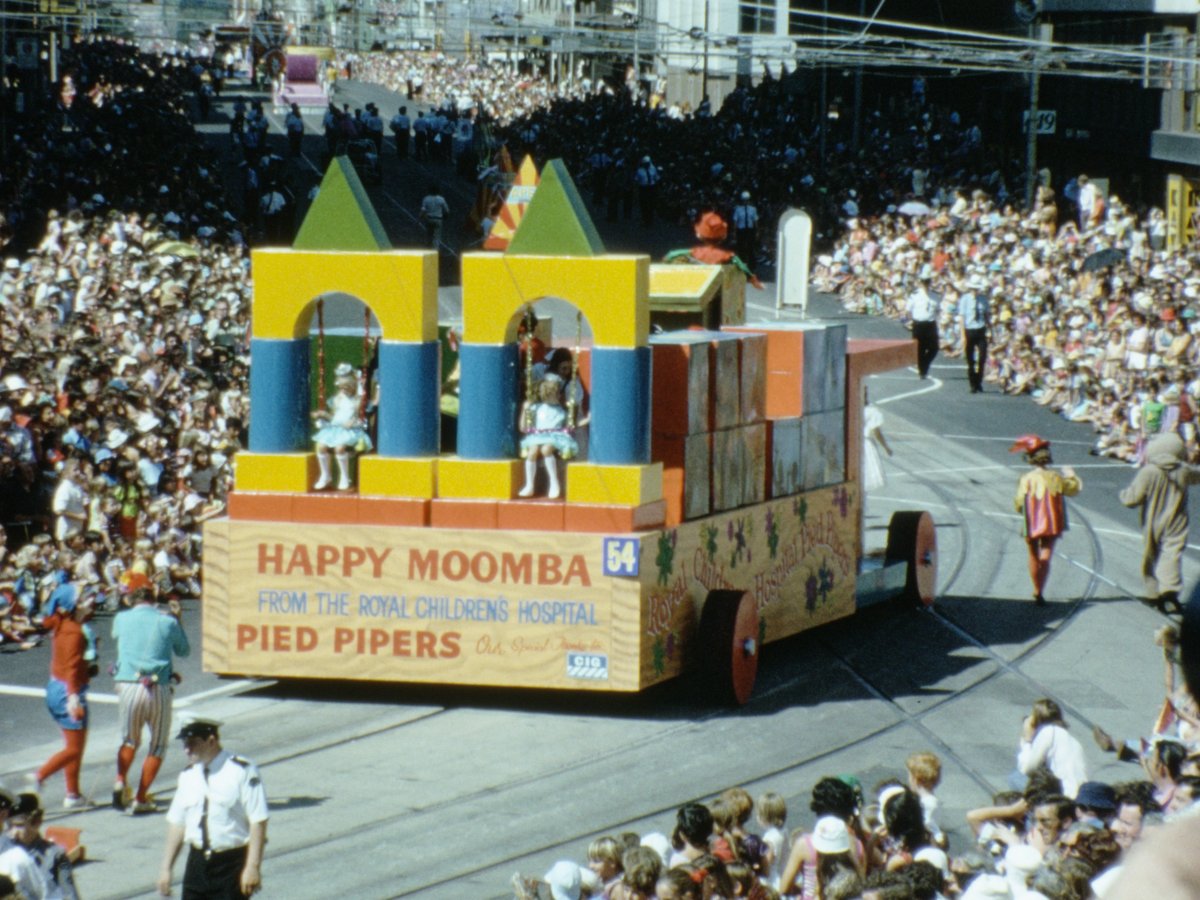 'Moomba' 1974 - 'Float parade' thru' the city | John Pallaris | 1974 ...
